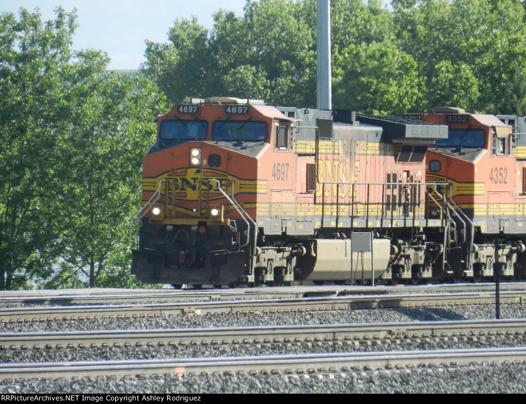 BNSF 4697